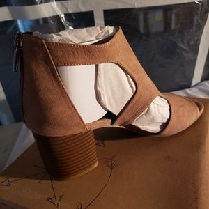 Indigo | Shoes | New Indigo Rd Cutout Blockheel Sandals | Poshmark